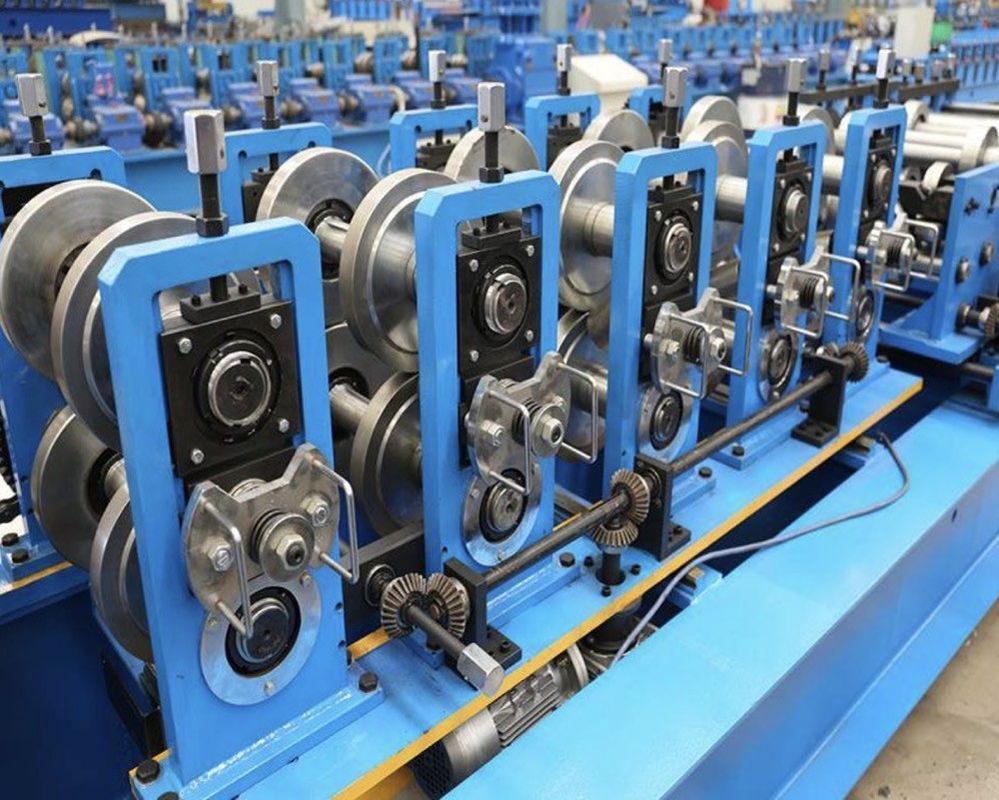 Otomatis penuh C Purlin Mesin Profil Baja Cz Purlin Roll Forming Mesin ...